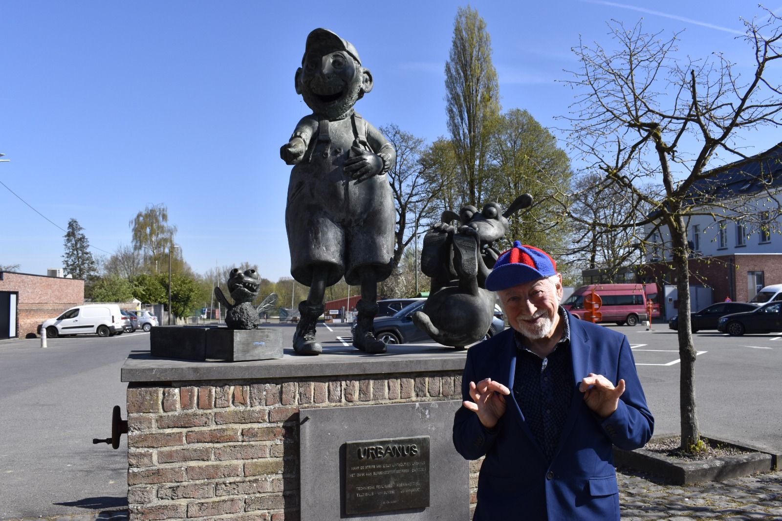 Standbeeld Urbanus in Tollembeek dag op dag 25 jaar geleden ingehuldigd | Ring